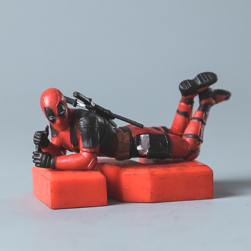 Spot The Avengers Mini Figura Deadpool Sentado Postura Lectura Libro ...